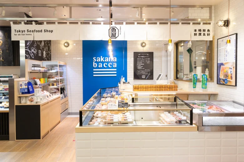 sakana bacca：エキナカにもある街の魚屋をモダンにアップデートし、食べて美味しいだけでなく、魚を知り、体験できる魚屋さん