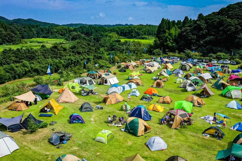 REWILD GREEN FIELD CAMP：車やバイクの乗り入れOK！全面ふかふか天然芝が広がる33,000㎡の広大なフリーサイトキャンプ場