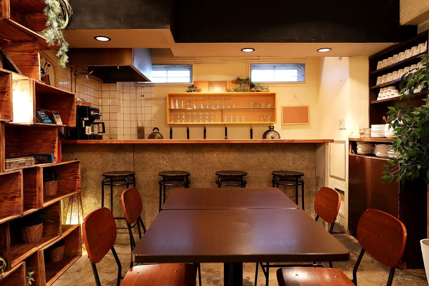 L1P Cafe：リアルなカフェ店舗の雰囲気が漂う！ウッド調の落ち着いたレンタルカフェスペース